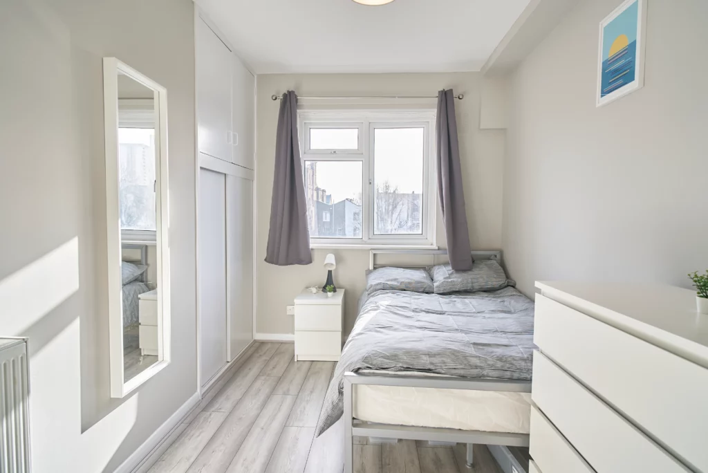 51 Whitton Walk Room 4 | Pisoria - House Share Lettings London UK